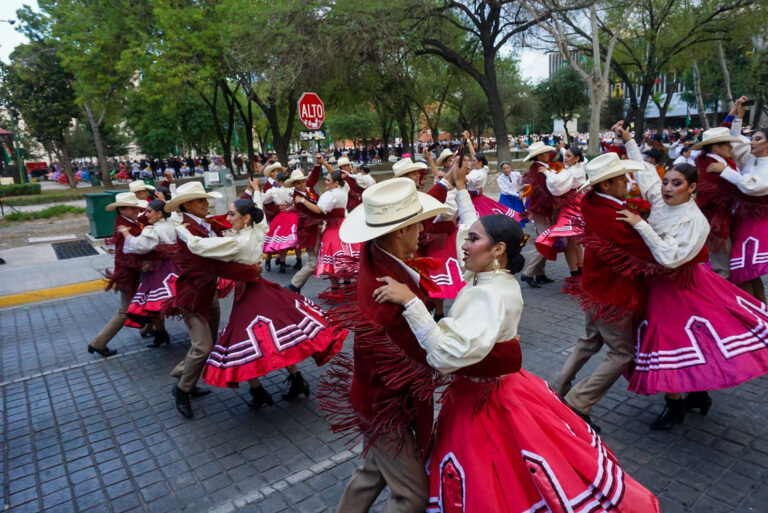 Bailarines de Folclor, participan en nueva marca de Récord Guinness ...